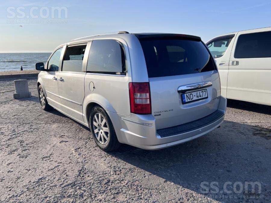 Pelēks Chrysler Grand Voyager 2009 Liepāja, ar dzinēja tilpumu 2.80 L un nobraukumu 295 tūkst. km par 4500 €, foto 2 vietnē AUTOMOTO.COM.LV