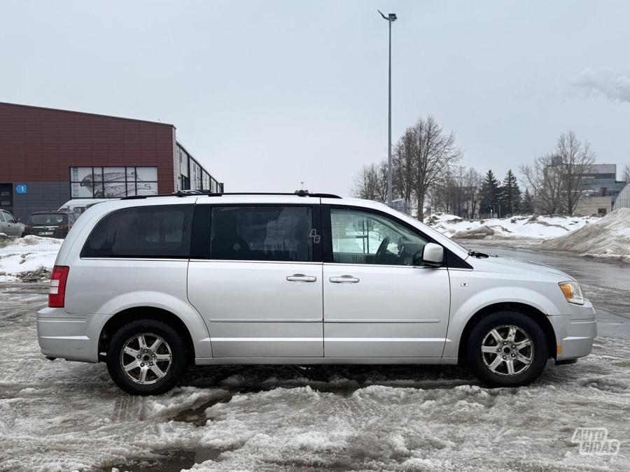 Grey Chrysler Grand Voyager 2009 in Silute, with an engine capacity of 2.80 L and mileage of 257 thousand km for 3350 €, photo 7 on AUTOMOTO.COM.LV