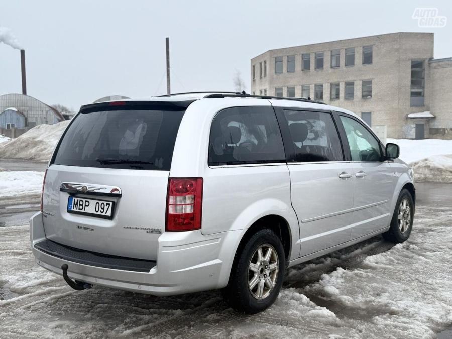 Grey Chrysler Grand Voyager 2009 in Silute, with an engine capacity of 2.80 L and mileage of 257 thousand km for 3350 €, photo 8 on AUTOMOTO.COM.LV