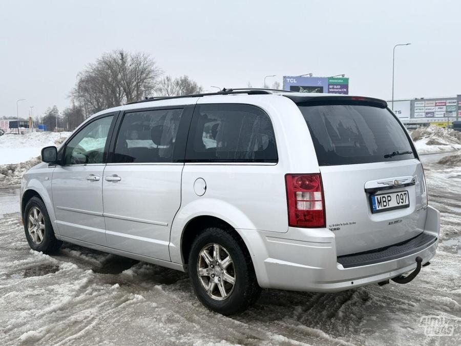 Grey Chrysler Grand Voyager 2009 in Silute, with an engine capacity of 2.80 L and mileage of 257 thousand km for 3350 €, photo 9 on AUTOMOTO.COM.LV