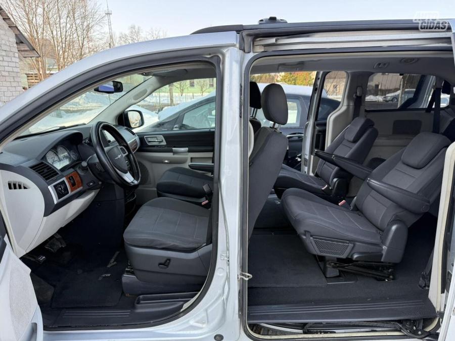 Grey Chrysler Grand Voyager 2009 in Silute, with an engine capacity of 2.80 L and mileage of 257 thousand km for 3350 €, photo 25 on AUTOMOTO.COM.LV