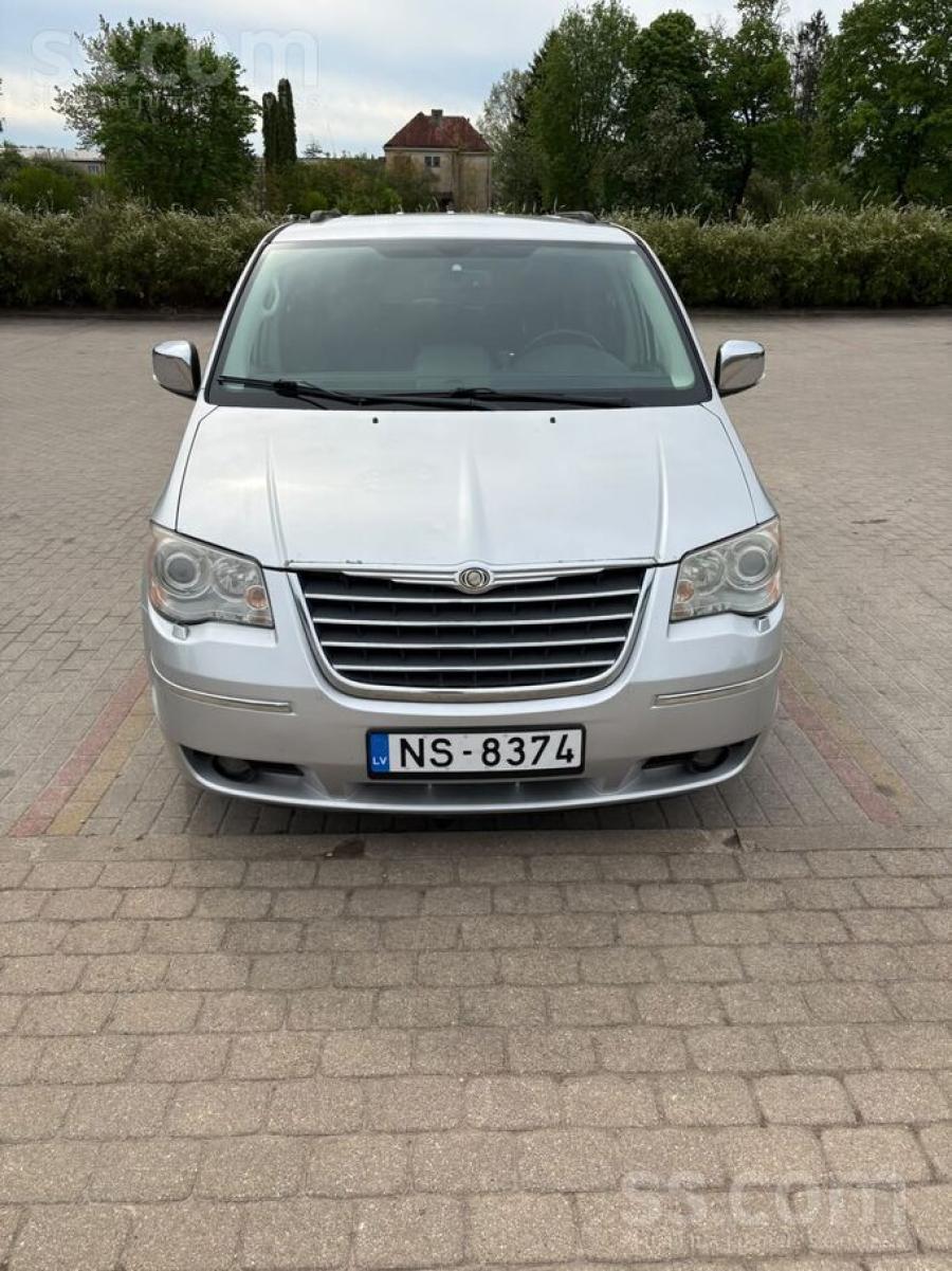 Grey Chrysler Grand Voyager 2009 in Cesis, with an engine capacity of 2.80 L and mileage of 273 thousand km for 3800 €, photo 3 on AUTOMOTO.COM.LV