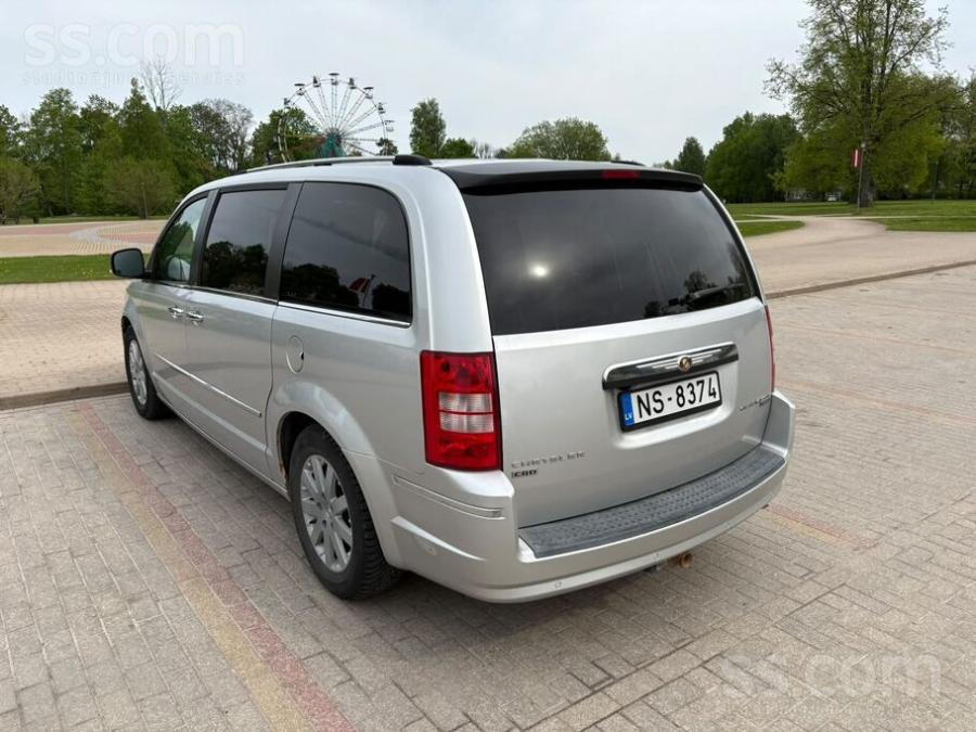 Grey Chrysler Grand Voyager 2009 in Cesis, with an engine capacity of 2.80 L and mileage of 273 thousand km for 3800 €, photo 5 on AUTOMOTO.COM.LV