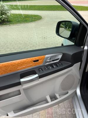 Grey Chrysler Grand Voyager 2009 in Cesis, with an engine capacity of 2.80 L and mileage of 273 thousand km for 3800 €, photo 9 on AUTOMOTO.COM.LV