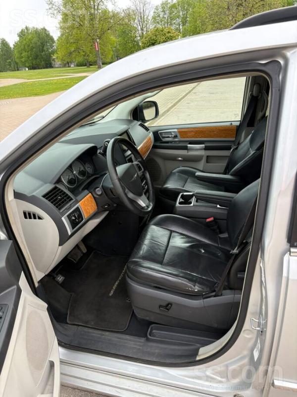 Pelēks Chrysler Grand Voyager 2009 Cēsis, ar dzinēja tilpumu 2.80 L un nobraukumu 273 tūkst. km par 3800 €, foto 9 vietnē AUTOMOTO.COM.LV