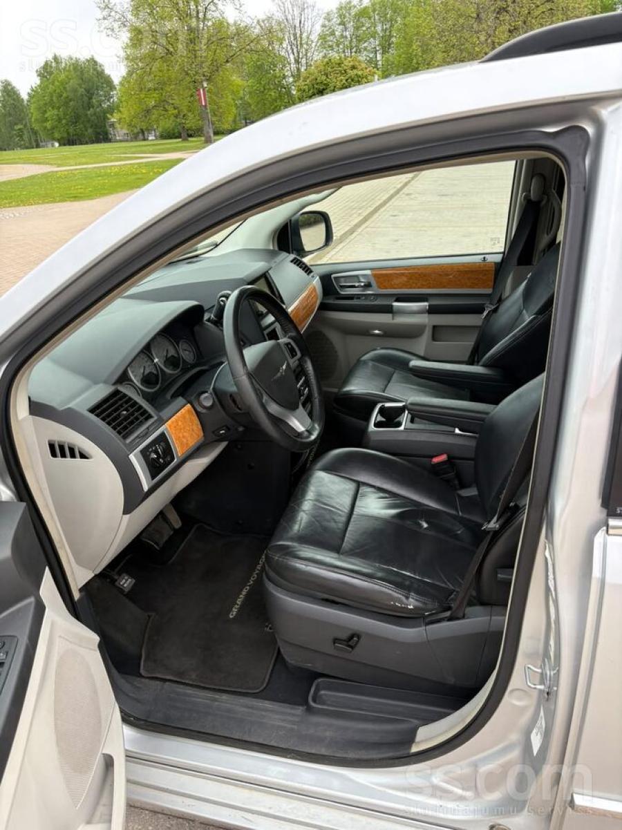 Grey Chrysler Grand Voyager 2009 in Cesis, with an engine capacity of 2.80 L and mileage of 273 thousand km for 3800 €, photo 10 on AUTOMOTO.COM.LV