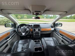 Grey Chrysler Grand Voyager 2009 in Cesis, with an engine capacity of 2.80 L and mileage of 273 thousand km for 3800 €, photo 12 on AUTOMOTO.COM.LV