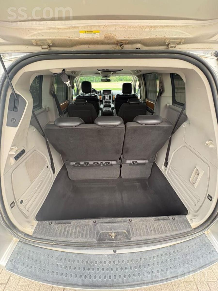 Grey Chrysler Grand Voyager 2009 in Cesis, with an engine capacity of 2.80 L and mileage of 273 thousand km for 3800 €, photo 13 on AUTOMOTO.COM.LV