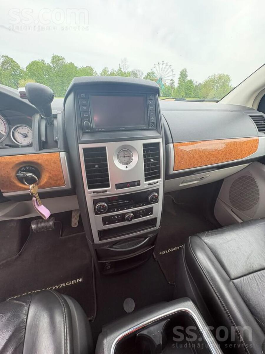 Grey Chrysler Grand Voyager 2009 in Cesis, with an engine capacity of 2.80 L and mileage of 273 thousand km for 3800 €, photo 14 on AUTOMOTO.COM.LV