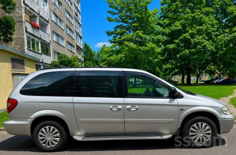 Pelēks Chrysler Grand Voyager 2009 Rīga, ar dzinēja tilpumu 2.80 L un nobraukumu 166 tūkst. km par 2700 €, foto 1 vietnē AUTOMOTO.COM.LV