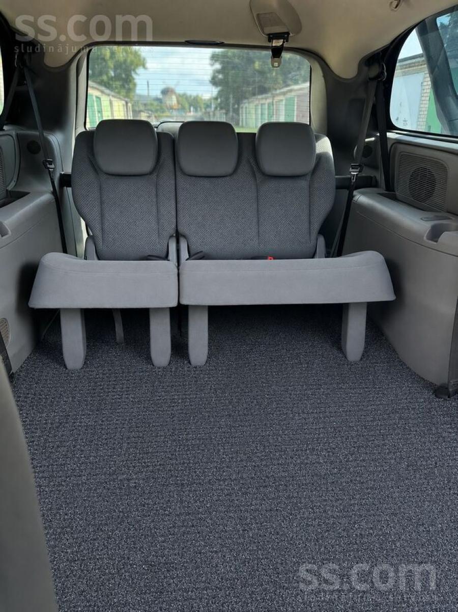 Pelēks Chrysler Grand Voyager 2009 Rīga, ar dzinēja tilpumu 2.80 L un nobraukumu 166 tūkst. km par 2700 €, foto 4 vietnē AUTOMOTO.COM.LV