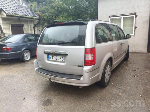 Grey Chrysler Grand Voyager 2009 in Riga, with an engine capacity of 2.80 L and mileage of 540 thousand km for 2800 €, photo 5 on AUTOMOTO.COM.LV