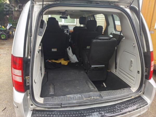Grey Chrysler Grand Voyager 2009 in Riga, with an engine capacity of 2.80 L and mileage of 540 thousand km for 2800 €, photo 6 on AUTOMOTO.COM.LV