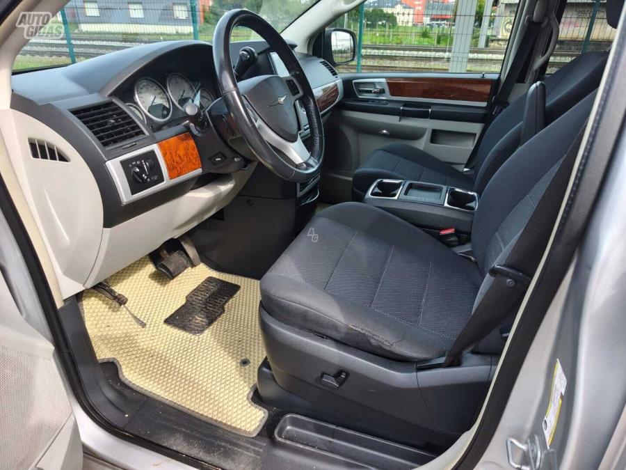 Grey Chrysler Grand Voyager 2009 in Siauliai, with an engine capacity of 2.80 L and mileage of 347 thousand km for 2300 €, photo 13 on AUTOMOTO.COM.LV