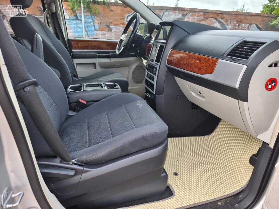 Grey Chrysler Grand Voyager 2009 in Siauliai, with an engine capacity of 2.80 L and mileage of 347 thousand km for 2300 €, photo 14 on AUTOMOTO.COM.LV