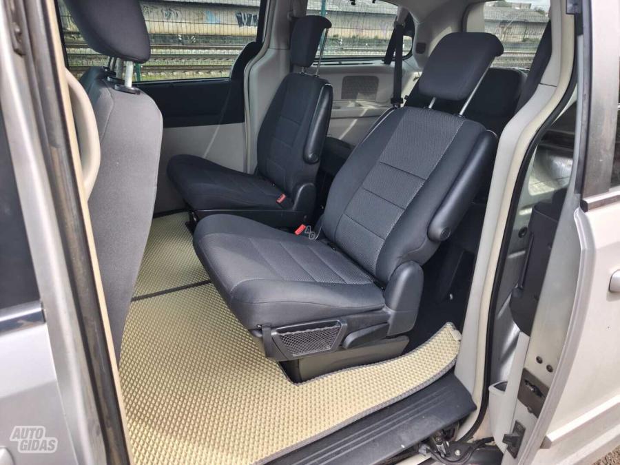 Grey Chrysler Grand Voyager 2009 in Siauliai, with an engine capacity of 2.80 L and mileage of 347 thousand km for 2300 €, photo 15 on AUTOMOTO.COM.LV