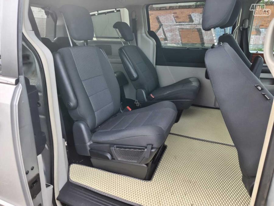 Grey Chrysler Grand Voyager 2009 in Siauliai, with an engine capacity of 2.80 L and mileage of 347 thousand km for 2300 €, photo 16 on AUTOMOTO.COM.LV