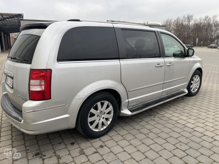 Grey Chrysler Grand Voyager 2010 in Raseiniai, with an engine capacity of 2.80 L and mileage of 300 thousand km for 2500 €, photo 1 on AUTOMOTO.COM.LV