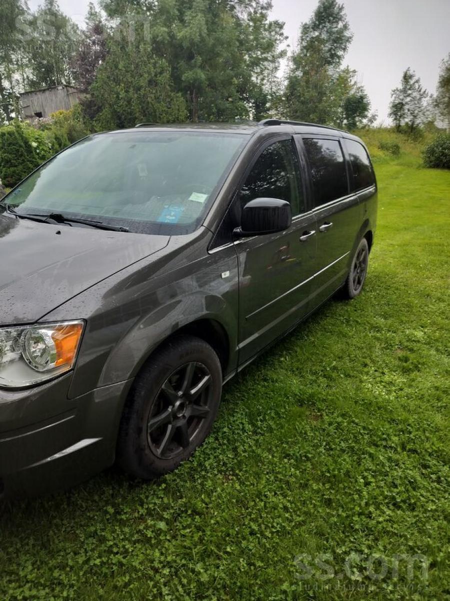Pelēks Chrysler Grand Voyager 2010 Madona, ar dzinēja tilpumu 2.80 L un nobraukumu 290 tūkst. km par 3000 €, foto 8 vietnē AUTOMOTO.COM.LV