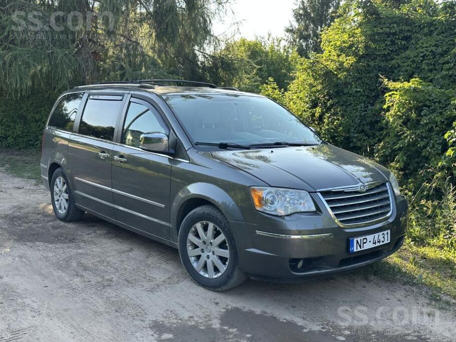 Pelēks Chrysler Grand Voyager 2010 Rēzekne, ar dzinēja tilpumu 2.80 L un nobraukumu 307 tūkst. km par 3350 €, foto 1 vietnē AUTOMOTO.COM.LV