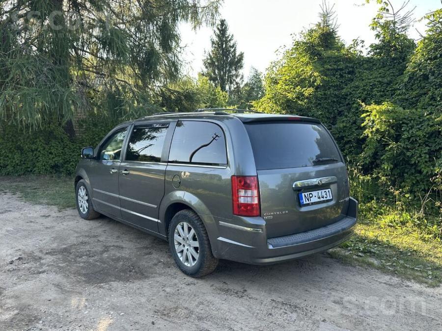 Pelēks Chrysler Grand Voyager 2010 Rēzekne, ar dzinēja tilpumu 2.80 L un nobraukumu 307 tūkst. km par 3350 €, foto 7 vietnē AUTOMOTO.COM.LV