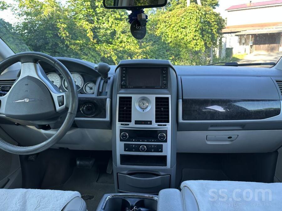 Pelēks Chrysler Grand Voyager 2010 Rēzekne, ar dzinēja tilpumu 2.80 L un nobraukumu 307 tūkst. km par 3350 €, foto 8 vietnē AUTOMOTO.COM.LV