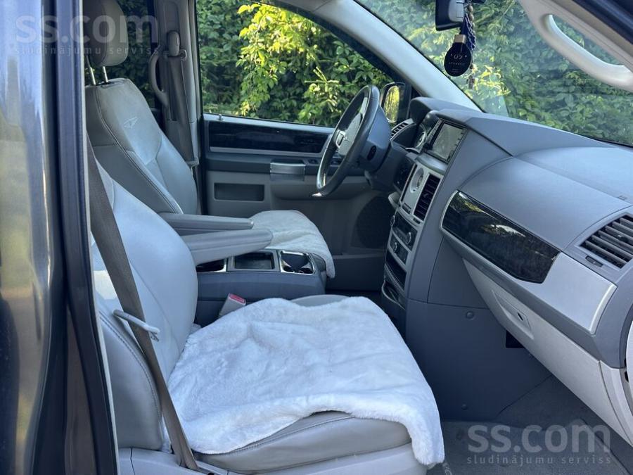 Pelēks Chrysler Grand Voyager 2010 Rēzekne, ar dzinēja tilpumu 2.80 L un nobraukumu 307 tūkst. km par 3350 €, foto 9 vietnē AUTOMOTO.COM.LV