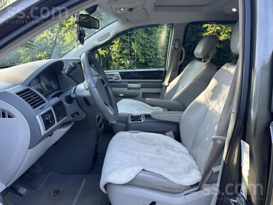 Pelēks Chrysler Grand Voyager 2010 Rēzekne, ar dzinēja tilpumu 2.80 L un nobraukumu 307 tūkst. km par 3350 €, foto 11 vietnē AUTOMOTO.COM.LV