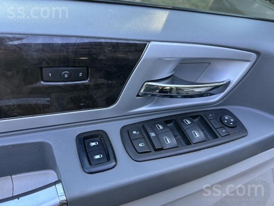 Pelēks Chrysler Grand Voyager 2010 Rēzekne, ar dzinēja tilpumu 2.80 L un nobraukumu 307 tūkst. km par 3350 €, foto 14 vietnē AUTOMOTO.COM.LV
