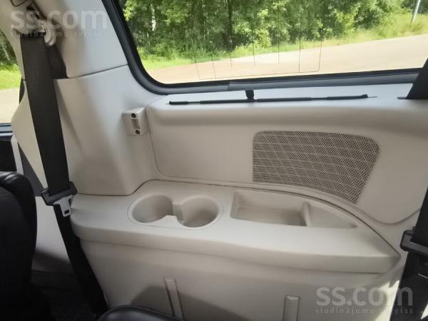 Pelēks Chrysler Grand Voyager 2010 Rīga, ar dzinēja tilpumu 2.80 L un nobraukumu 338 tūkst. km par 2500 €, foto 3 vietnē AUTOMOTO.COM.LV