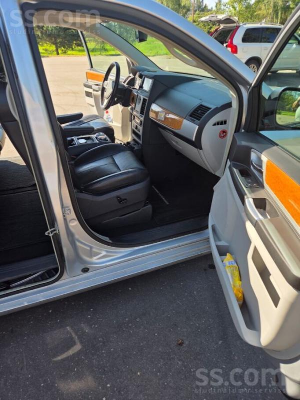 Pelēks Chrysler Grand Voyager 2010 Jūrmala, ar dzinēja tilpumu 2.80 L un nobraukumu 270 tūkst. km par 3000 €, foto 3 vietnē AUTOMOTO.COM.LV