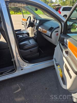 Pelēks Chrysler Grand Voyager 2010 Jūrmala, ar dzinēja tilpumu 2.80 L un nobraukumu 270 tūkst. km par 3000 €, foto 4 vietnē AUTOMOTO.COM.LV