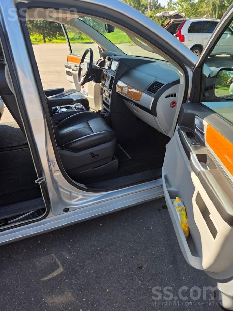 Pelēks Chrysler Grand Voyager 2010 Jūrmala, ar dzinēja tilpumu 2.80 L un nobraukumu 270 tūkst. km par 3000 €, foto 4 vietnē AUTOMOTO.COM.LV