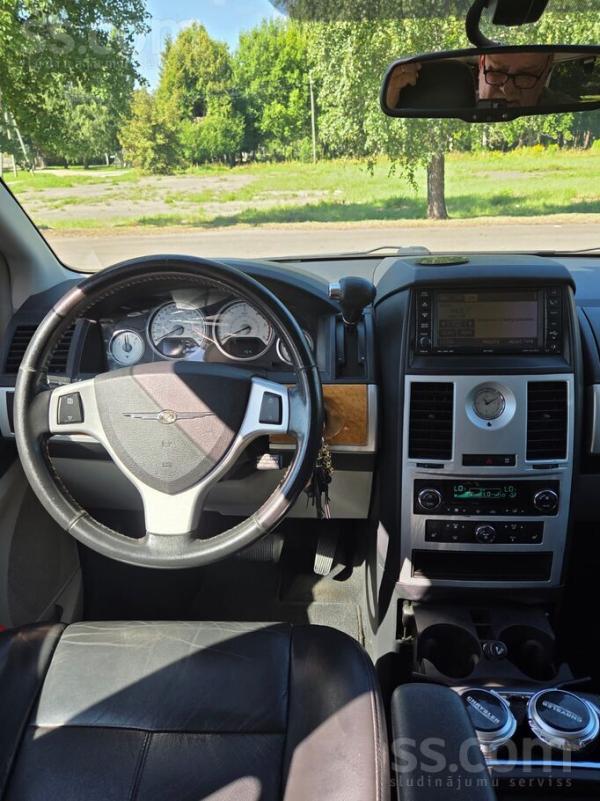 Pelēks Chrysler Grand Voyager 2010 Jūrmala, ar dzinēja tilpumu 2.80 L un nobraukumu 270 tūkst. km par 3000 €, foto 4 vietnē AUTOMOTO.COM.LV