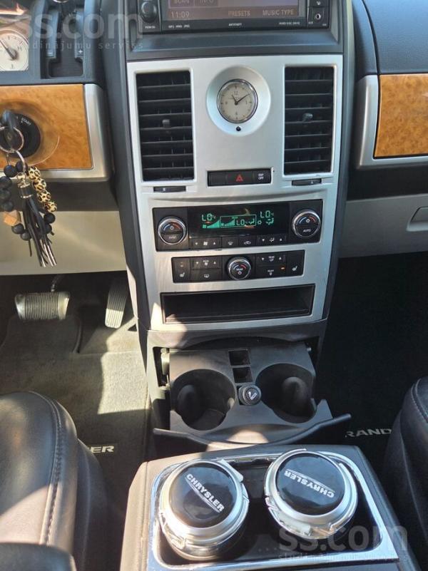 Pelēks Chrysler Grand Voyager 2010 Jūrmala, ar dzinēja tilpumu 2.80 L un nobraukumu 270 tūkst. km par 3000 €, foto 5 vietnē AUTOMOTO.COM.LV