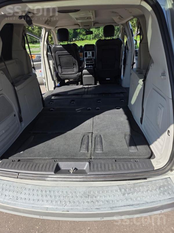 Pelēks Chrysler Grand Voyager 2010 Jūrmala, ar dzinēja tilpumu 2.80 L un nobraukumu 270 tūkst. km par 3000 €, foto 7 vietnē AUTOMOTO.COM.LV