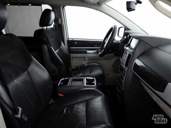 Pelēks Chrysler Grand Voyager 2011 Tallina, ar dzinēja tilpumu 2.80 L un nobraukumu 355 tūkst. km par 2999 €, foto 6 vietnē AUTOMOTO.COM.LV