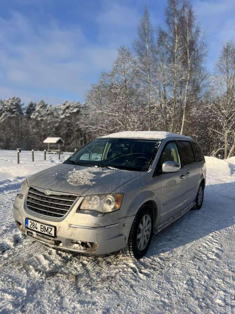Grey Chrysler Grand Voyager 2011 in Mazeikiai, with an engine capacity of 2.80 L and mileage of 356 thousand km for 4299 €, photo 1 on AUTOMOTO.COM.LV