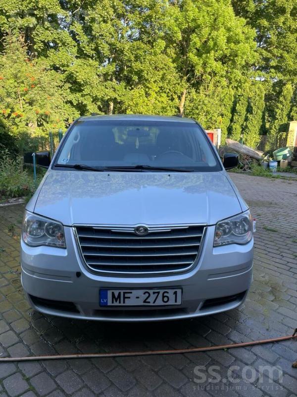 Pelēks Chrysler Grand Voyager 2011 Rīga, ar dzinēja tilpumu 2.80 L un nobraukumu 305 tūkst. km par 3200 €, foto 1 vietnē AUTOMOTO.COM.LV