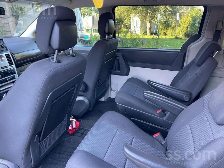 Grey Chrysler Grand Voyager 2011 in Riga, with an engine capacity of 2.80 L and mileage of 305 thousand km for 3200 €, photo 3 on AUTOMOTO.COM.LV