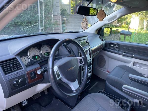 Pelēks Chrysler Grand Voyager 2011 Rīga, ar dzinēja tilpumu 2.80 L un nobraukumu 305 tūkst. km par 3200 €, foto 3 vietnē AUTOMOTO.COM.LV