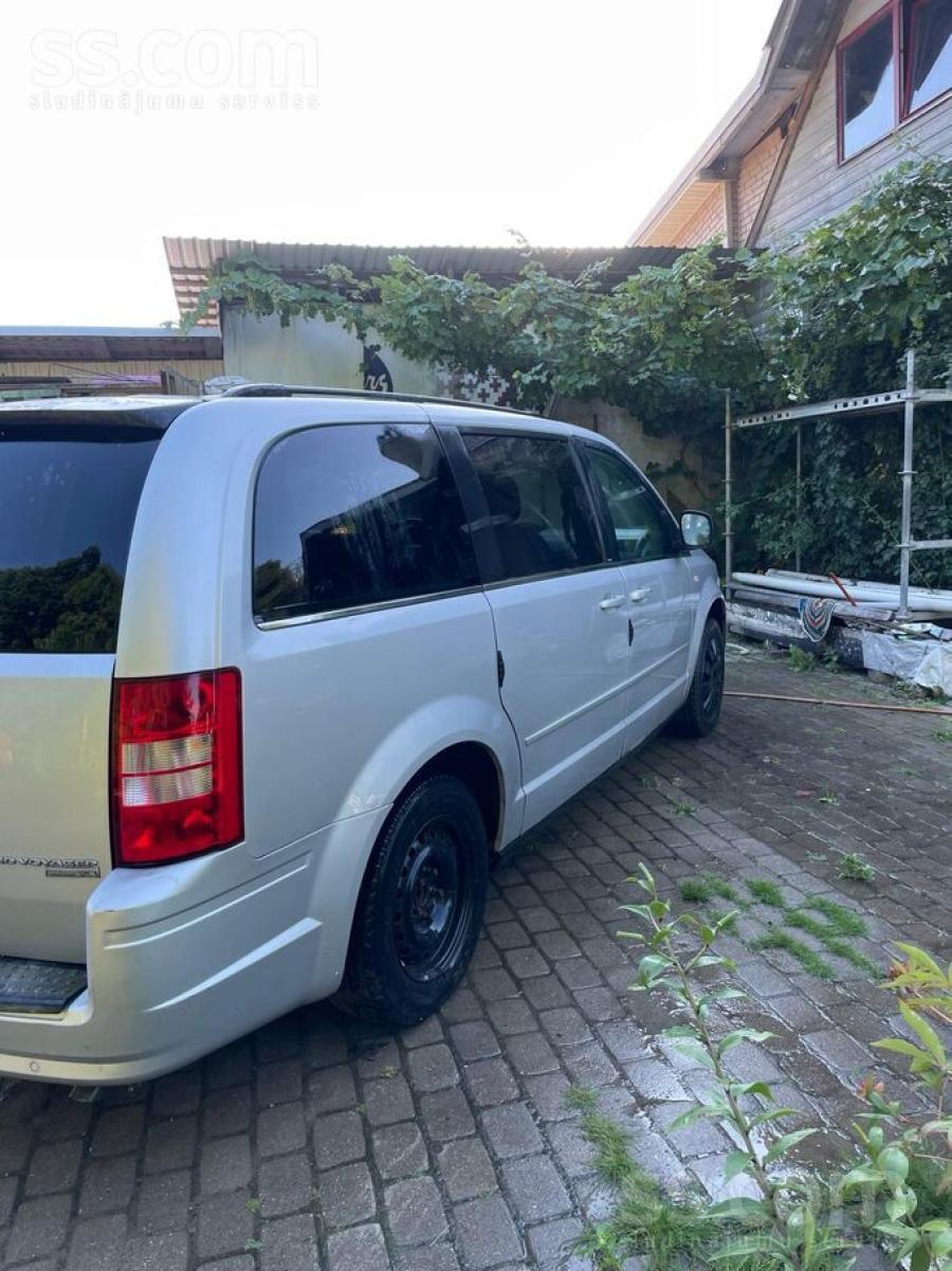 Grey Chrysler Grand Voyager 2011 in Riga, with an engine capacity of 2.80 L and mileage of 305 thousand km for 3200 €, photo 6 on AUTOMOTO.COM.LV
