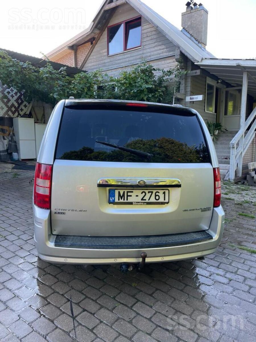 Grey Chrysler Grand Voyager 2011 in Riga, with an engine capacity of 2.80 L and mileage of 305 thousand km for 3200 €, photo 7 on AUTOMOTO.COM.LV