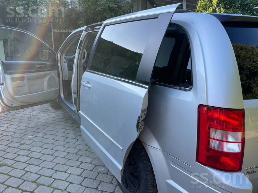 Grey Chrysler Grand Voyager 2011 in Riga, with an engine capacity of 2.80 L and mileage of 305 thousand km for 3200 €, photo 8 on AUTOMOTO.COM.LV