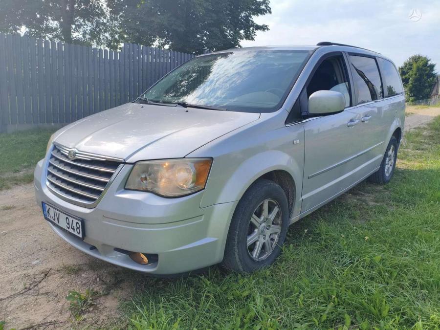 Grey Chrysler Grand Voyager 2011 in Vilnius, with an engine capacity of 2.78 L and mileage of 324 thousand km for 2700 €, photo 1 on AUTOMOTO.COM.LV