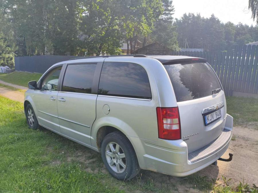 Grey Chrysler Grand Voyager 2011 in Vilnius, with an engine capacity of 2.78 L and mileage of 324 thousand km for 2700 €, photo 5 on AUTOMOTO.COM.LV