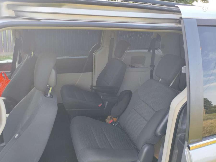 Grey Chrysler Grand Voyager 2011 in Vilnius, with an engine capacity of 2.78 L and mileage of 324 thousand km for 2700 €, photo 6 on AUTOMOTO.COM.LV