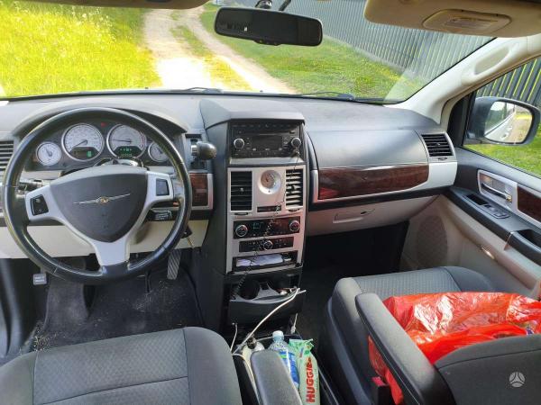 Grey Chrysler Grand Voyager 2011 in Vilnius, with an engine capacity of 2.78 L and mileage of 324 thousand km for 2700 €, photo 6 on AUTOMOTO.COM.LV