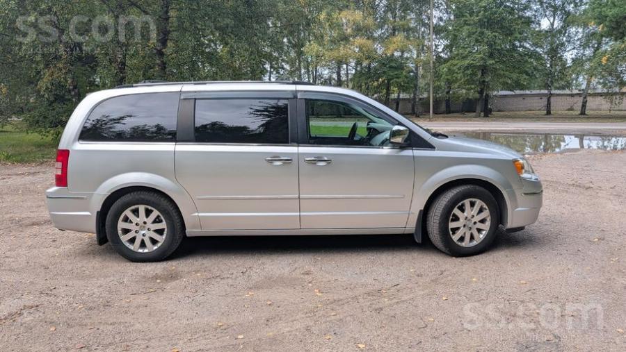Pelēks Chrysler Grand Voyager 2011 Rīga, ar dzinēja tilpumu 2.80 L un nobraukumu 305 tūkst. km par 6700 €, foto 5 vietnē AUTOMOTO.COM.LV