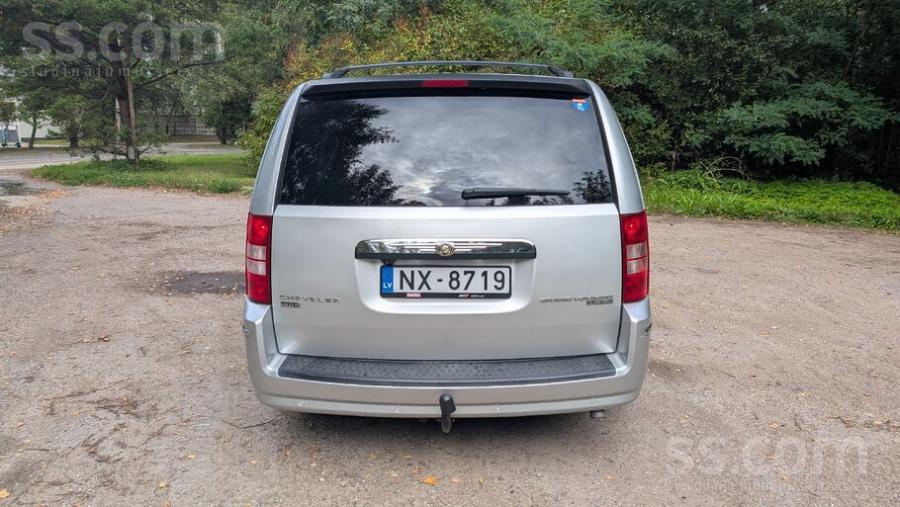 Pelēks Chrysler Grand Voyager 2011 Rīga, ar dzinēja tilpumu 2.80 L un nobraukumu 305 tūkst. km par 6700 €, foto 7 vietnē AUTOMOTO.COM.LV